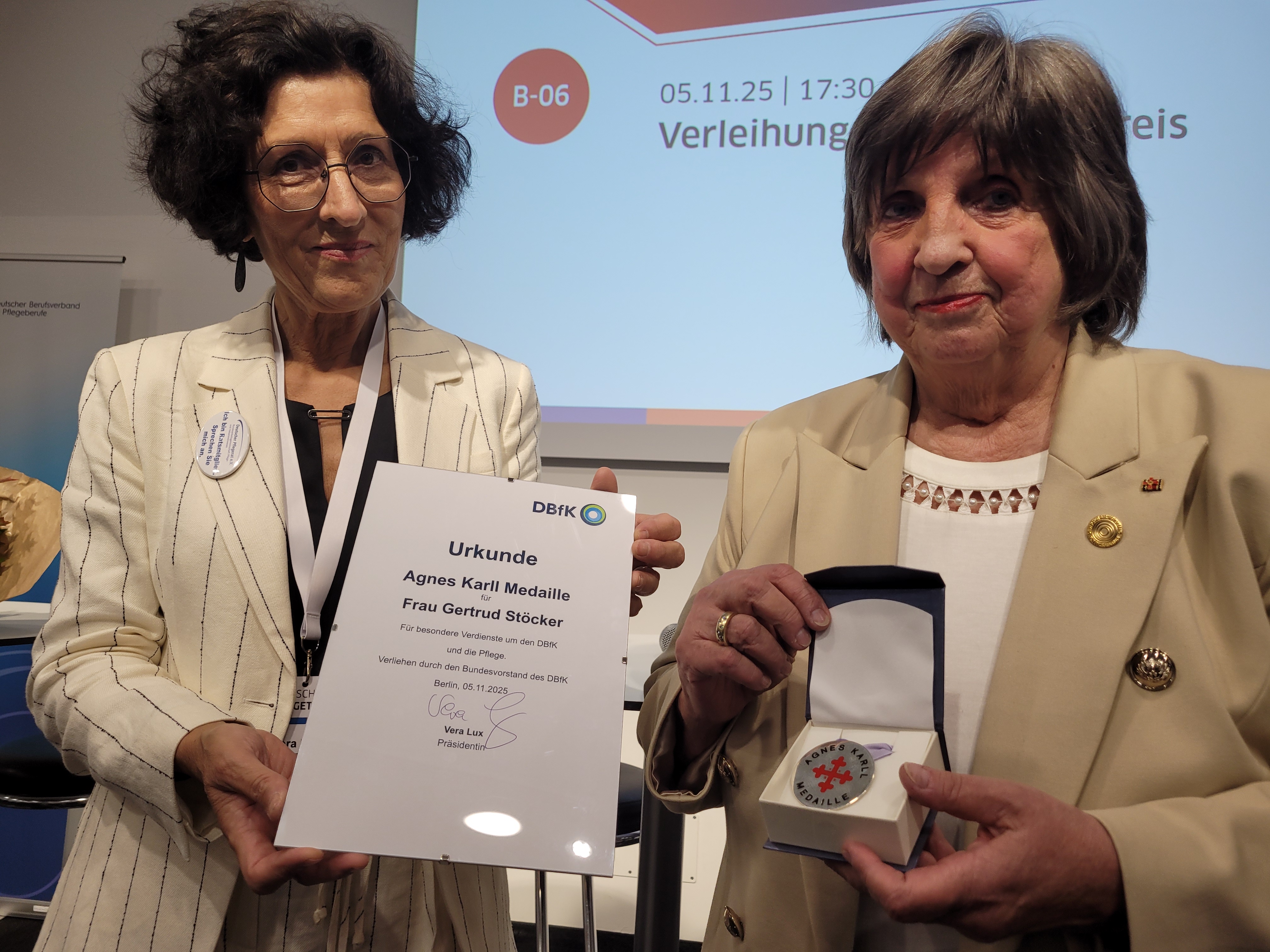 Gertrud Stöcker mit Agnes Karll Medaille ausgezeichnet